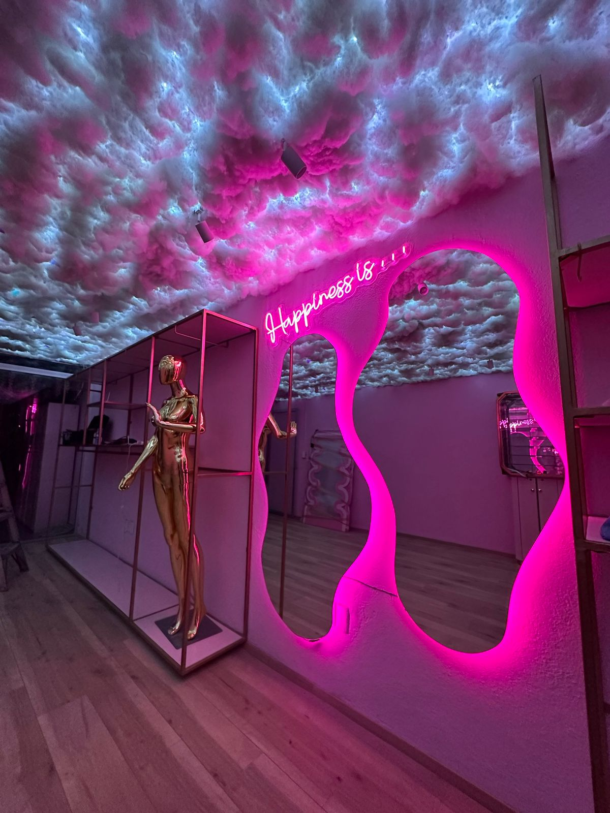 LO NUEVO – PINK RUNWAY