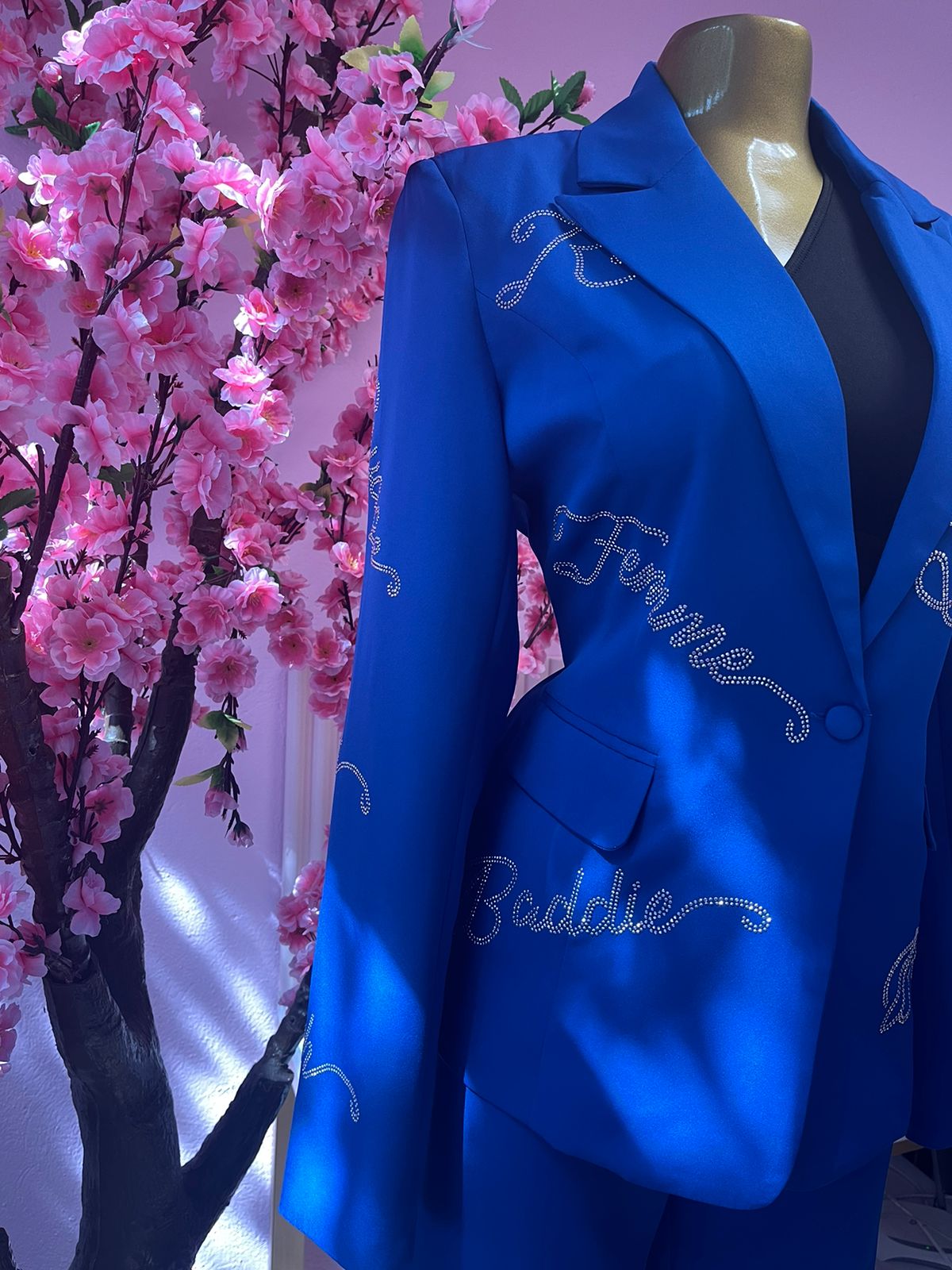 CONJUNTO PANT/SACO CON BRILLOS AZUL REY – PINK RUNWAY